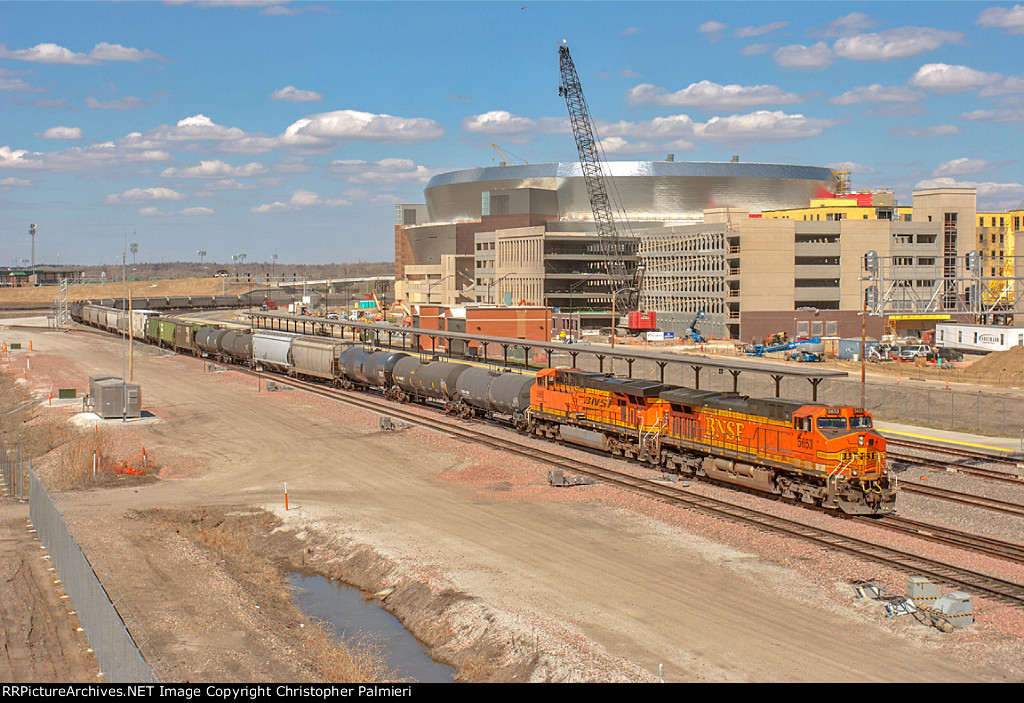 BNSF 5653 Leads M-OMALIN4-06